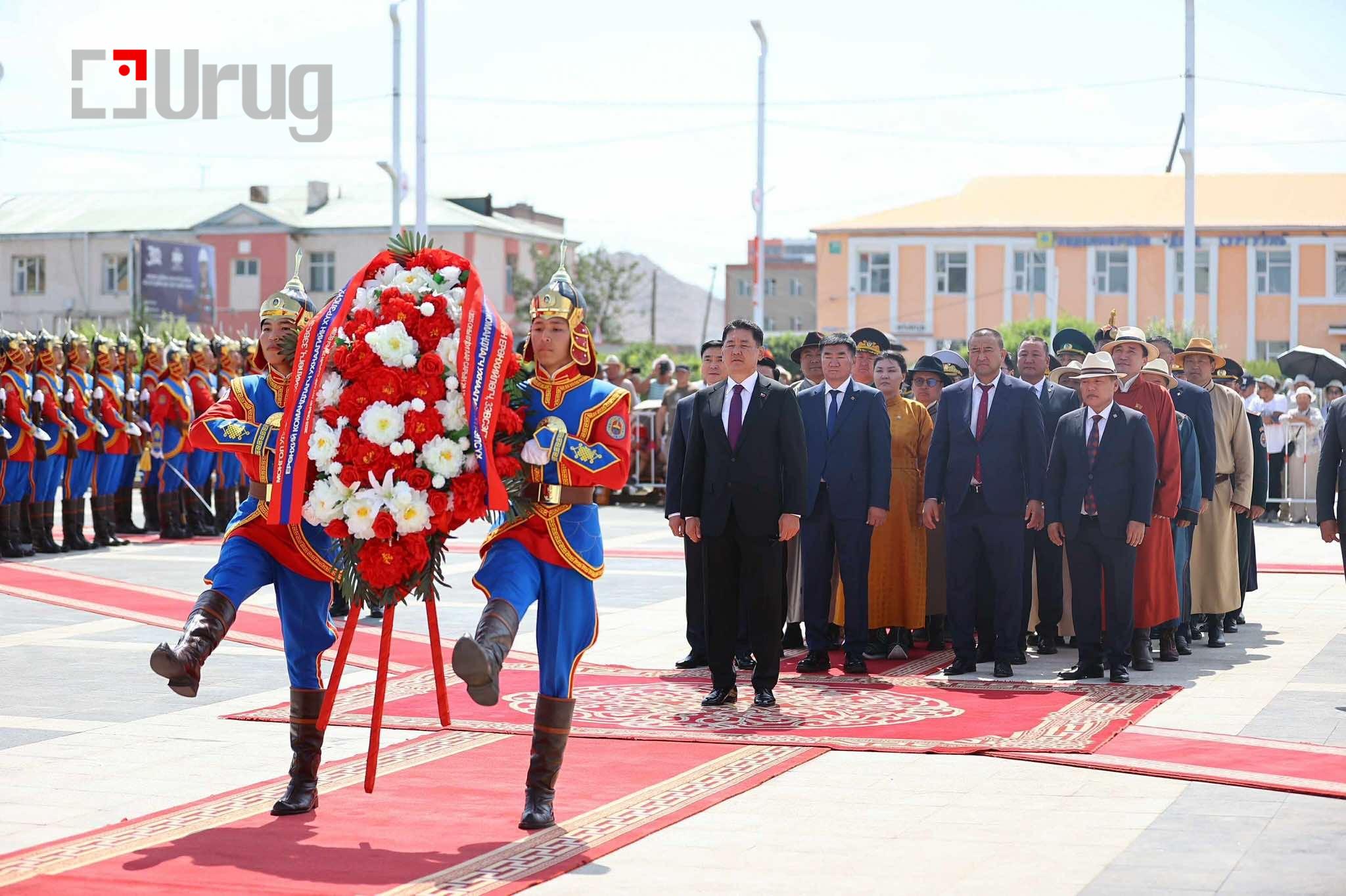 Төр нийгмийн нэрт зүтгэлтэн Ю Цэдэнбалын хөшөөнд цэцэг өргөлөө