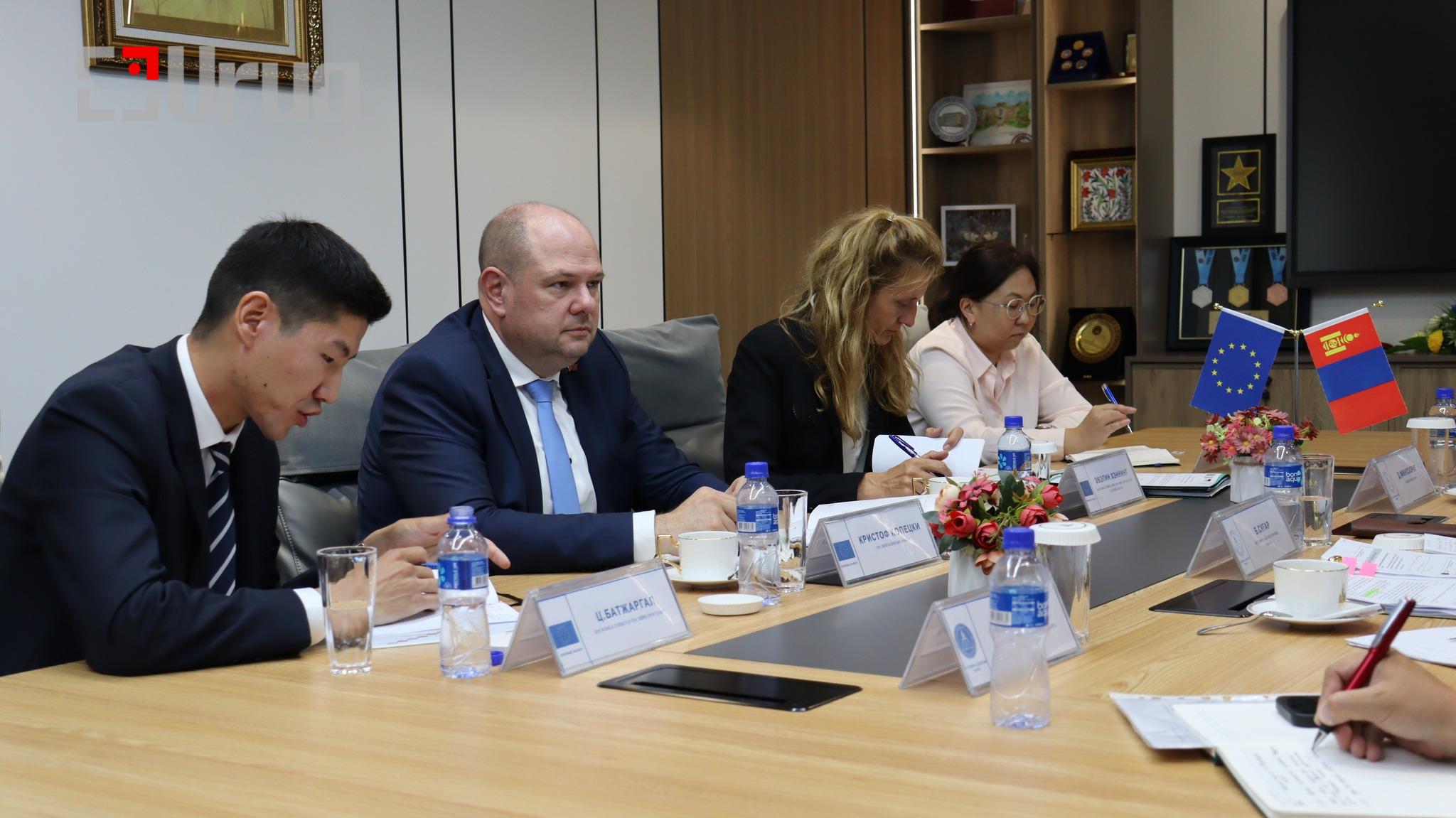 Шүүх эрх мэдлийн шинэтгэлийг үр дүнтэй хэрэгжүүлэх нь багийнхантай уулзлаа